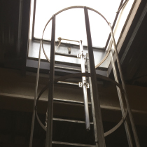 Échelle crinoline aluminium sortie sous trappe fermée - Cleas Protection